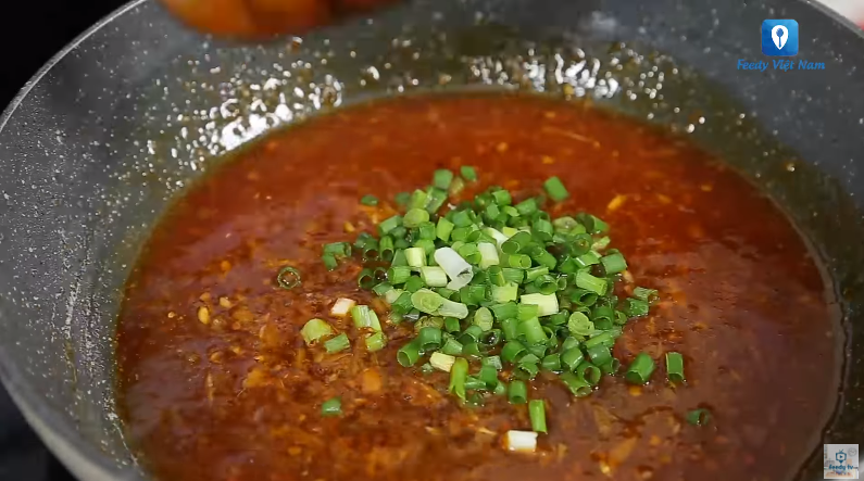 - Cho tóp mỡ vào đảo đều.