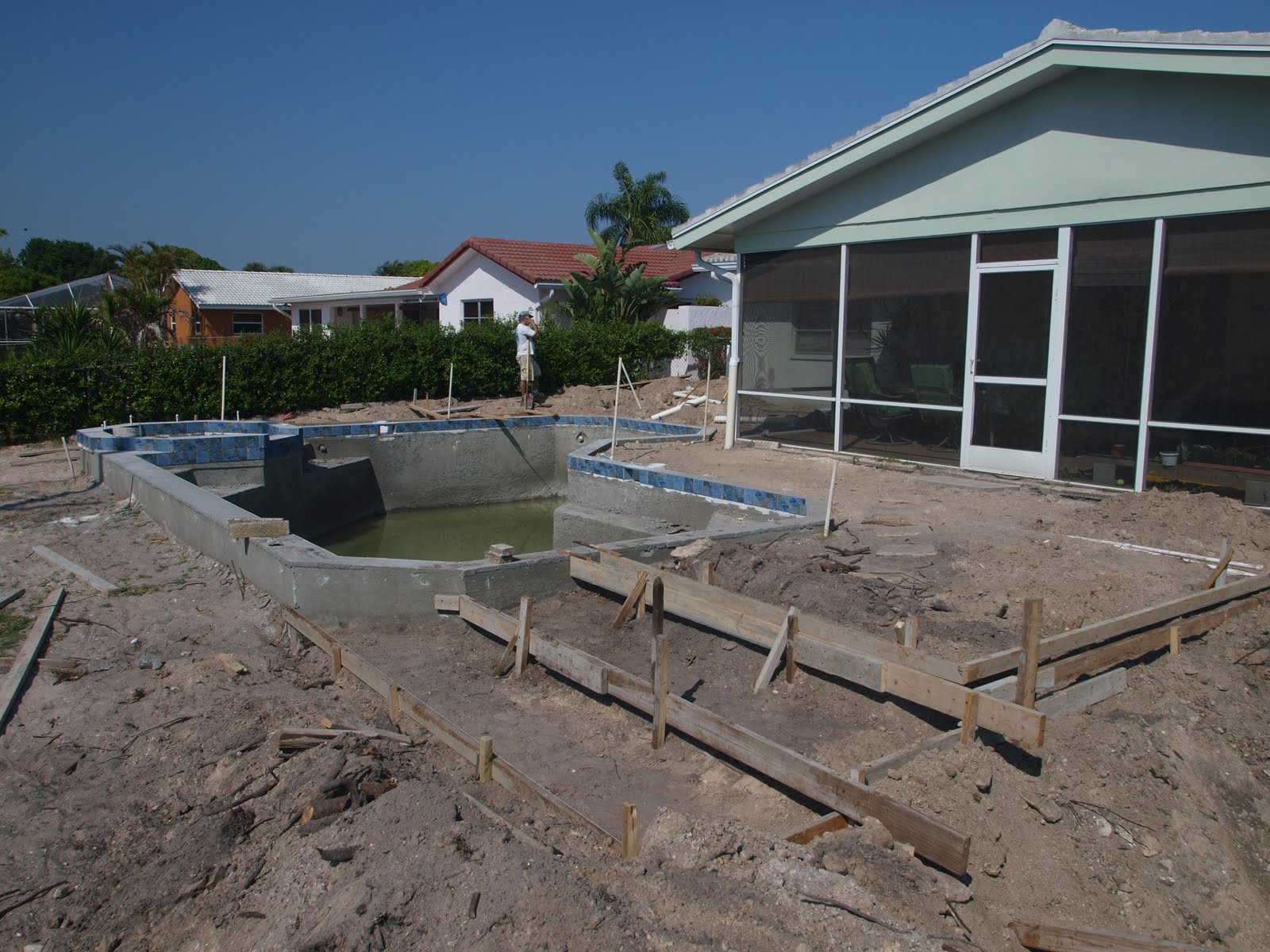 The New Blue Pool: Spa Tiling, Curbs & Footers............ uh oh