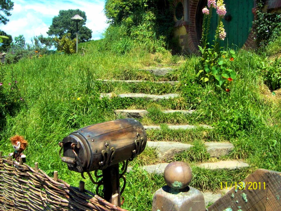 Domythic Bliss: A Hobbit-size Set of Pictures