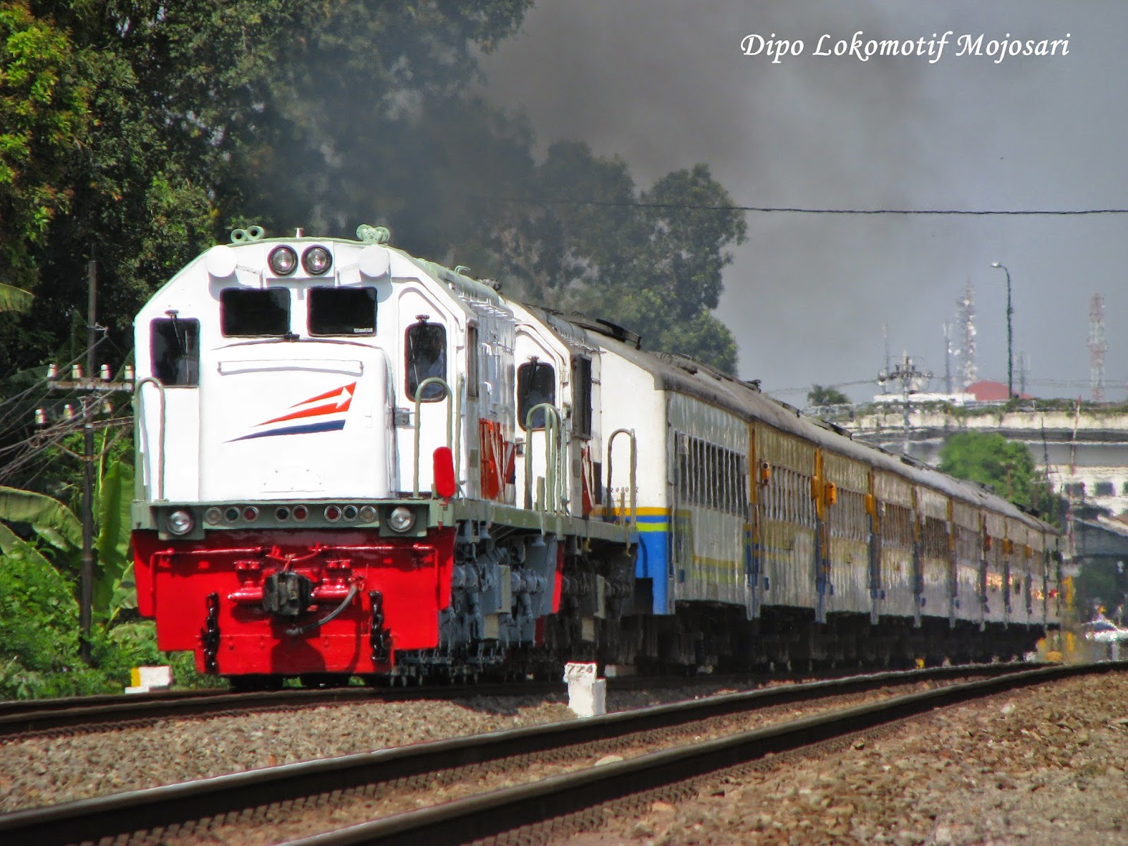 Kereta Api Indonesia: Rangkaian Kereta Api Logawa Double Traksi Lepas ...