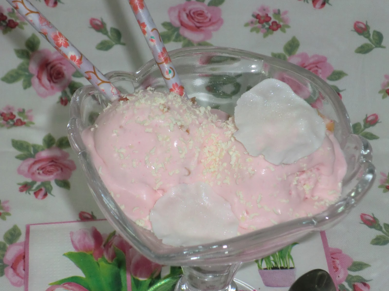 Caprichos en la Cocina.: Helado de pétalos de rosa (muy fácil).