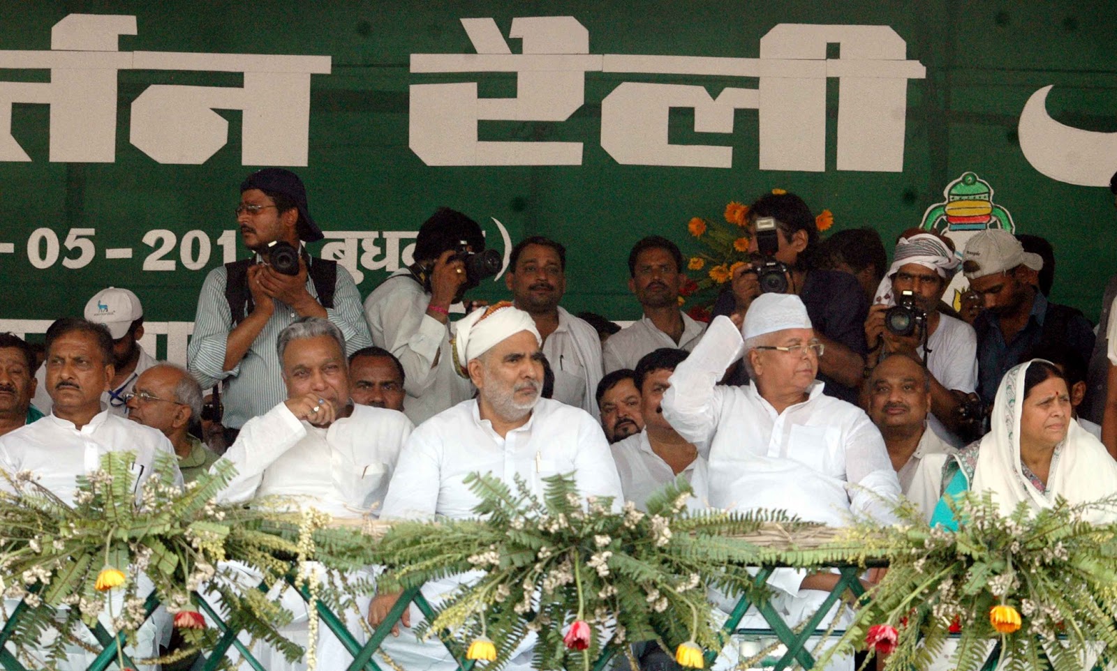 View Patna: A galaxy of RJD leaders descends on Parivartan Rally stage