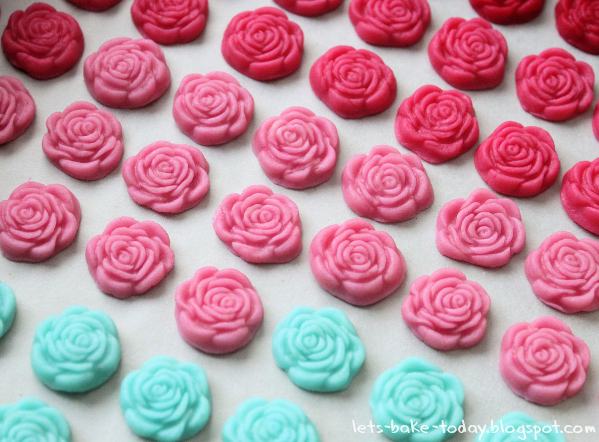 Let's bake today!: Chocolate cake and marzipan roses.