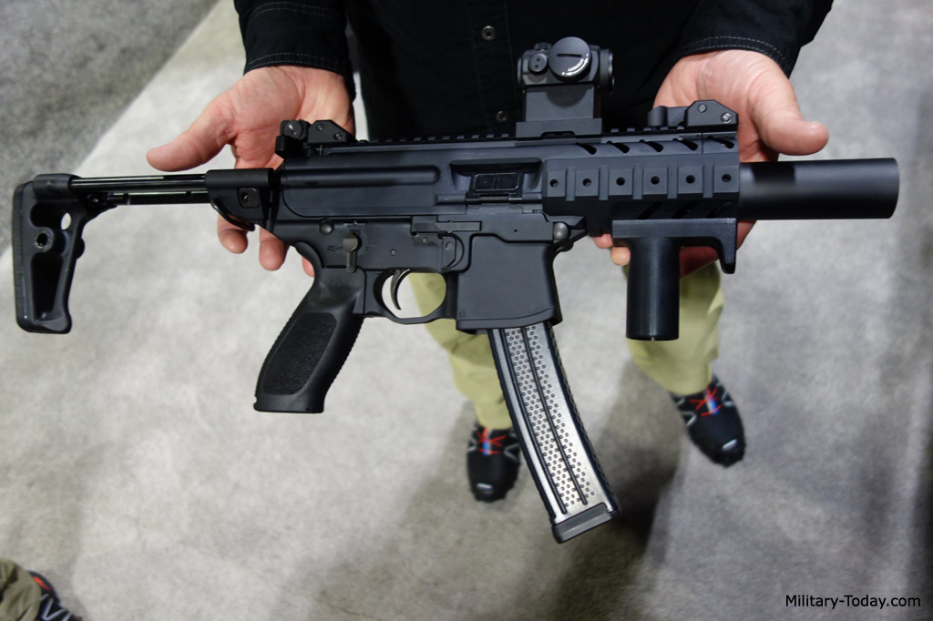 Defensa y Armas: Subfusil: SIG MPX (Suiza/Alemania)