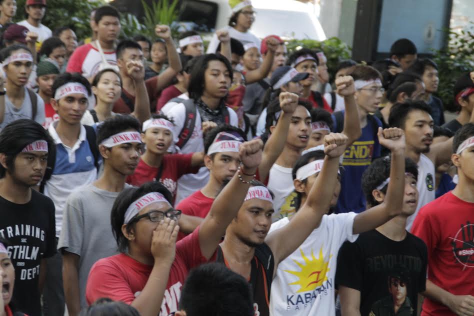 Filipino Youth Protest APEC Summit - Youth Journalism International