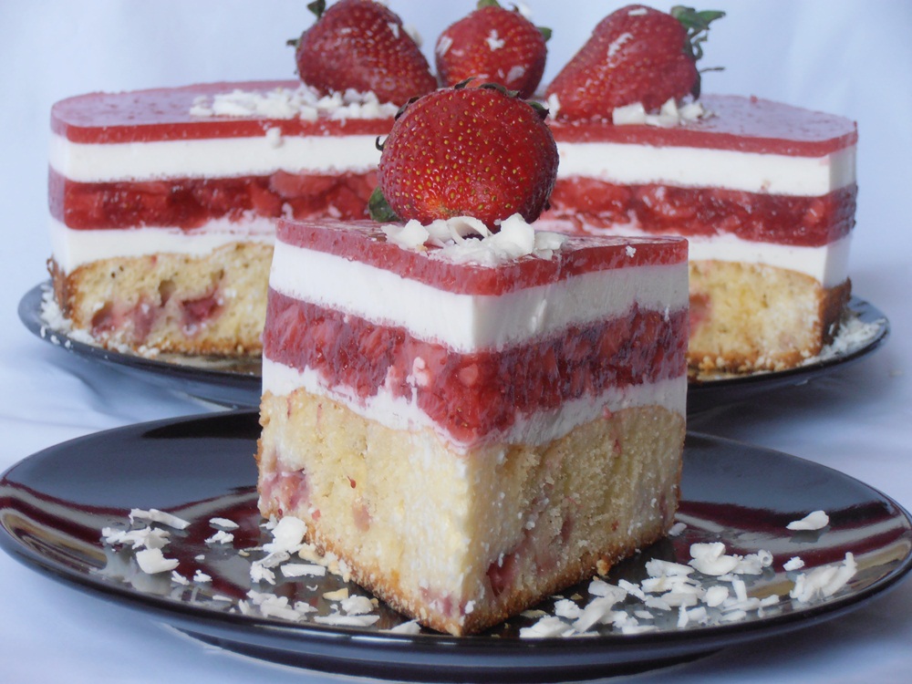 Tort panna cotta cu jeleu de capsuni - CAIETUL CU RETETE