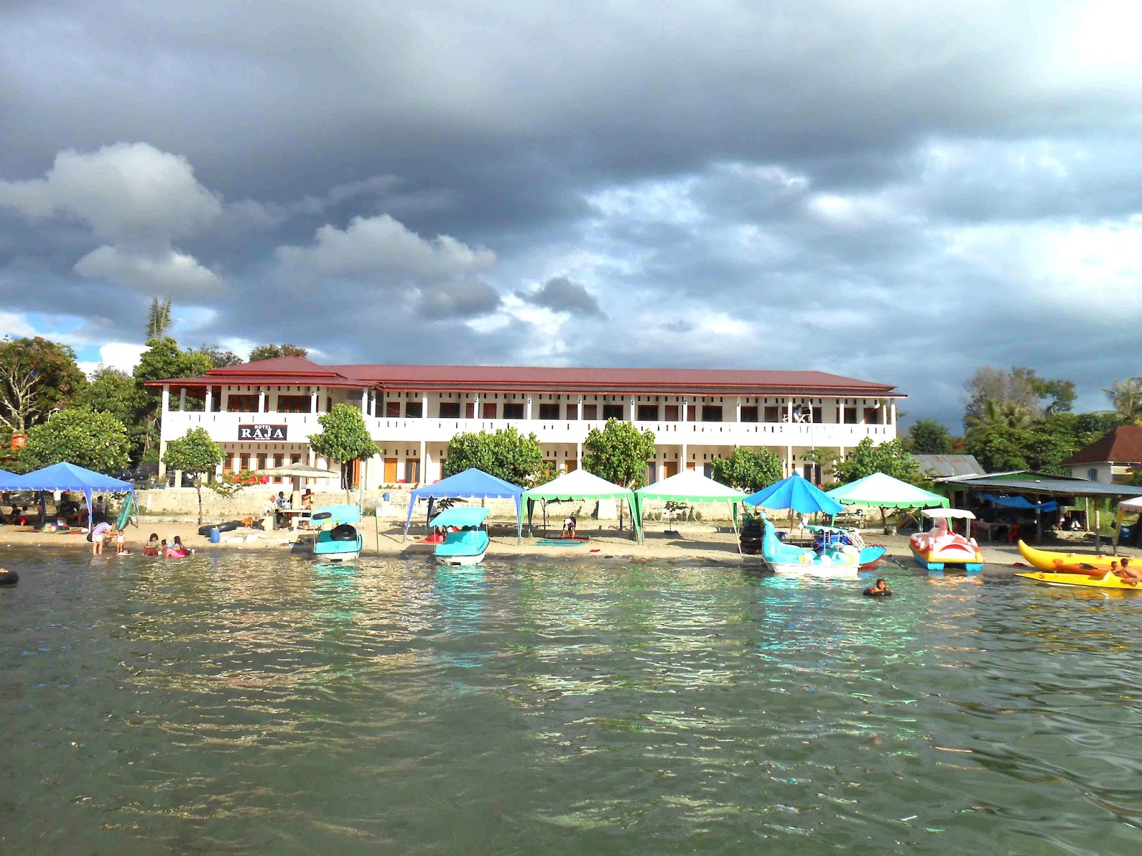 PASIR PUTIH HOTEL SAMOSIR: Perjalanan Ke Pulau Samosir dan Hotel di ...