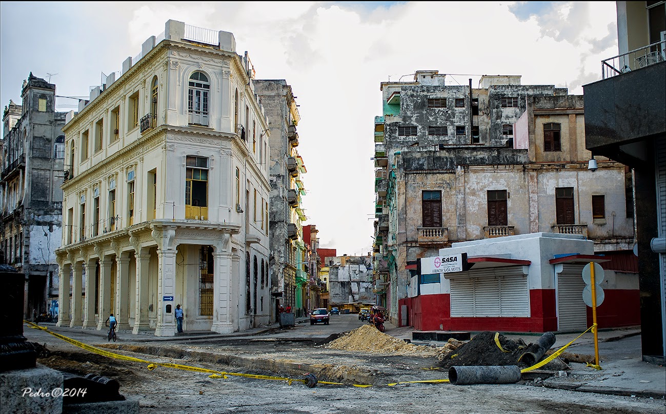Foto-Grafías: Las calles rotas de La Habana.