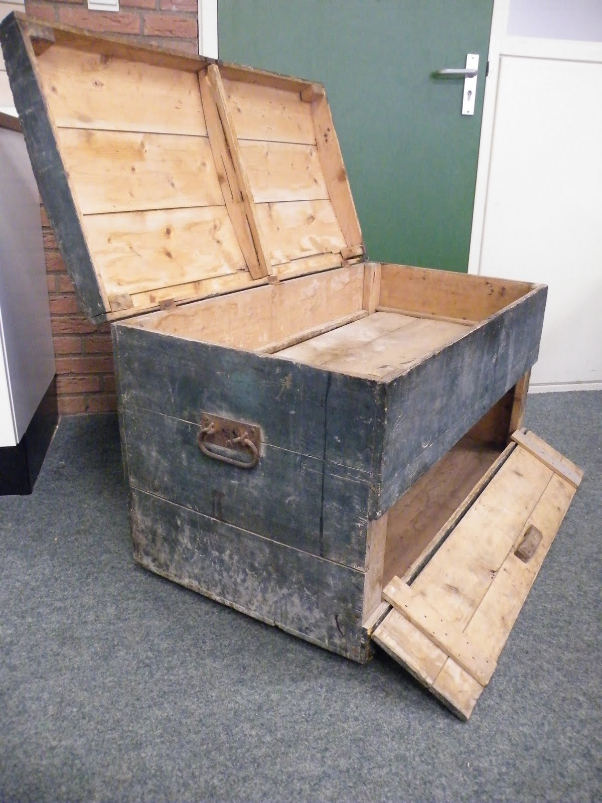 Boekenstek: Een antieke kist met dubbele bodem