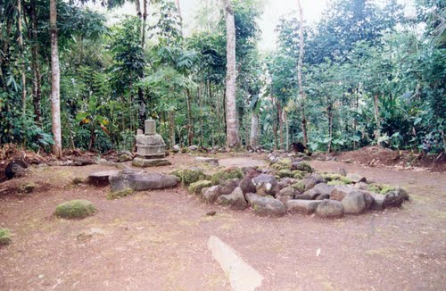 Arkeolog Teliti Batu Lingga Yoni - Berita Buzz Indonesia