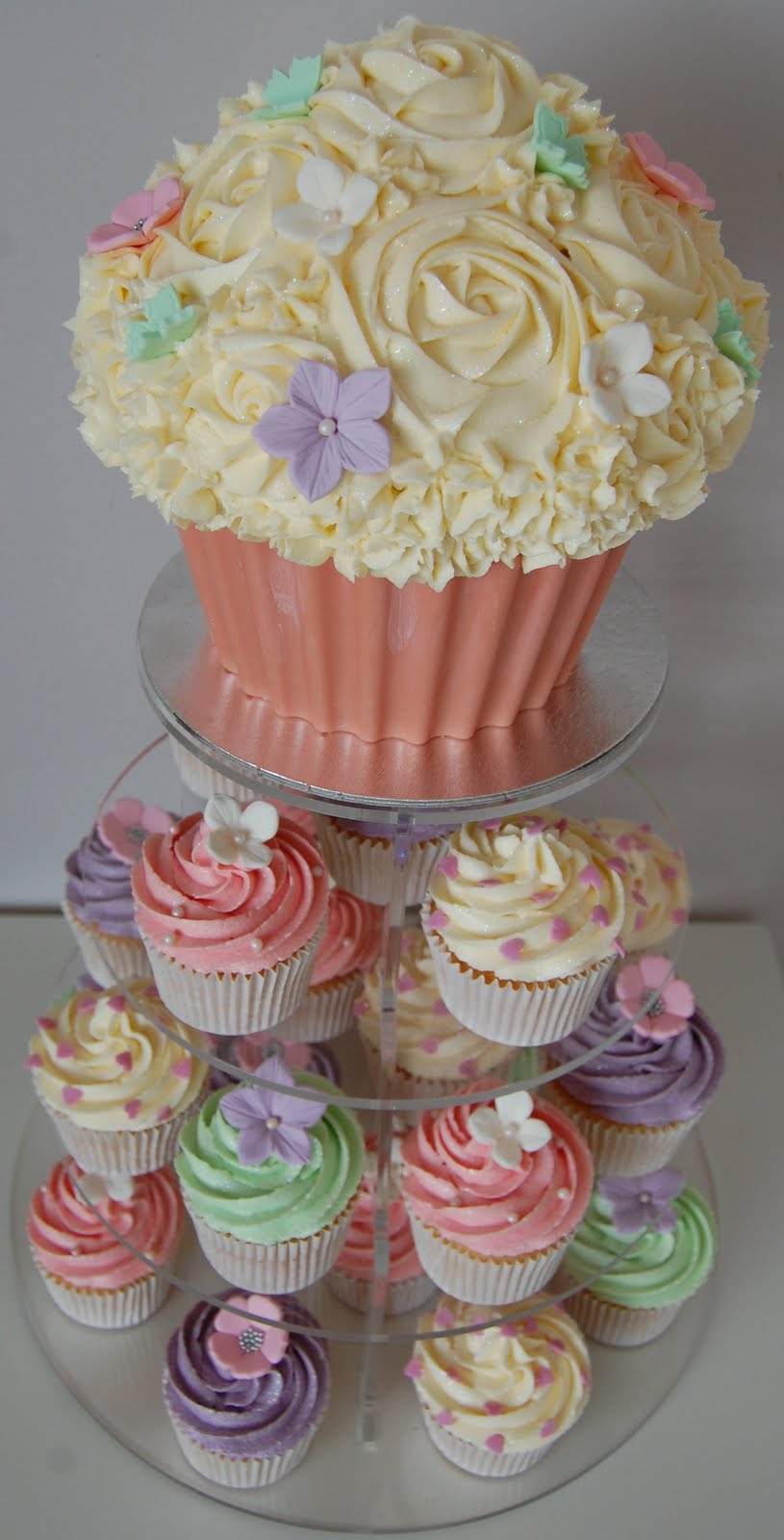 Little Paper Cakes: Pastel giant cupcake and matching cupcake tower