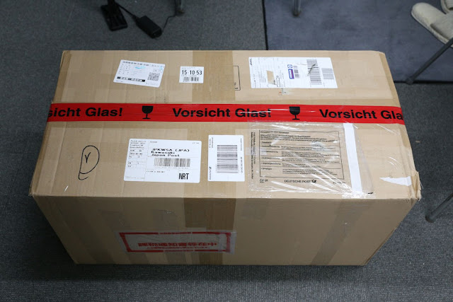 いつもの箱 in 箱ではなくダンボールで内部を補強するパターン。