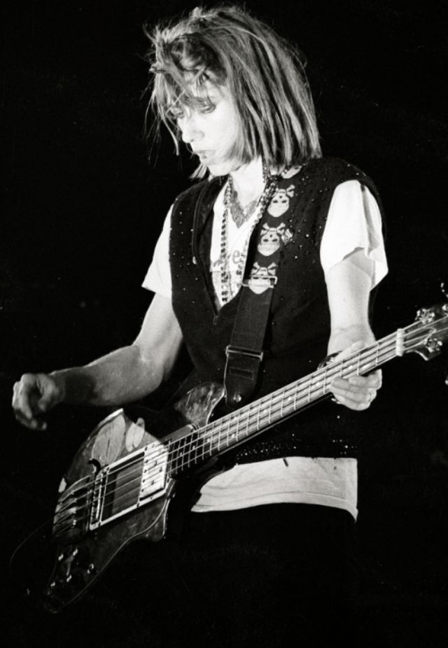 30 Amazing Photographs of a Sexy Kim Gordon of Sonic Youth on the Stage ...