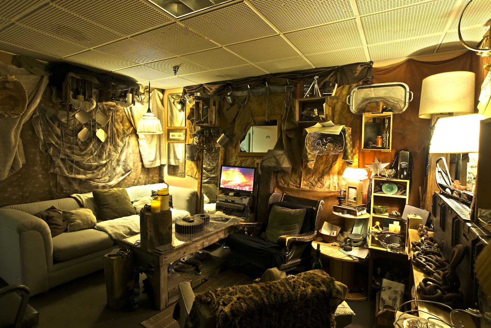 Mike on the Ice: Cool McMurdo Dorm Rooms