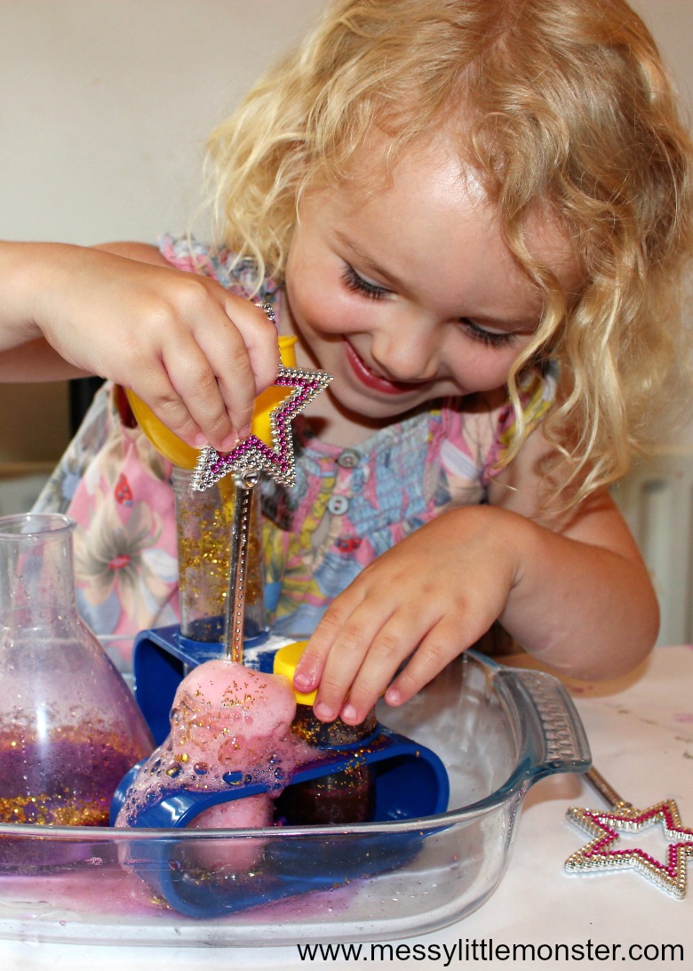 Cool Science Experiments for kids - Baking soda magic potion - Messy ...