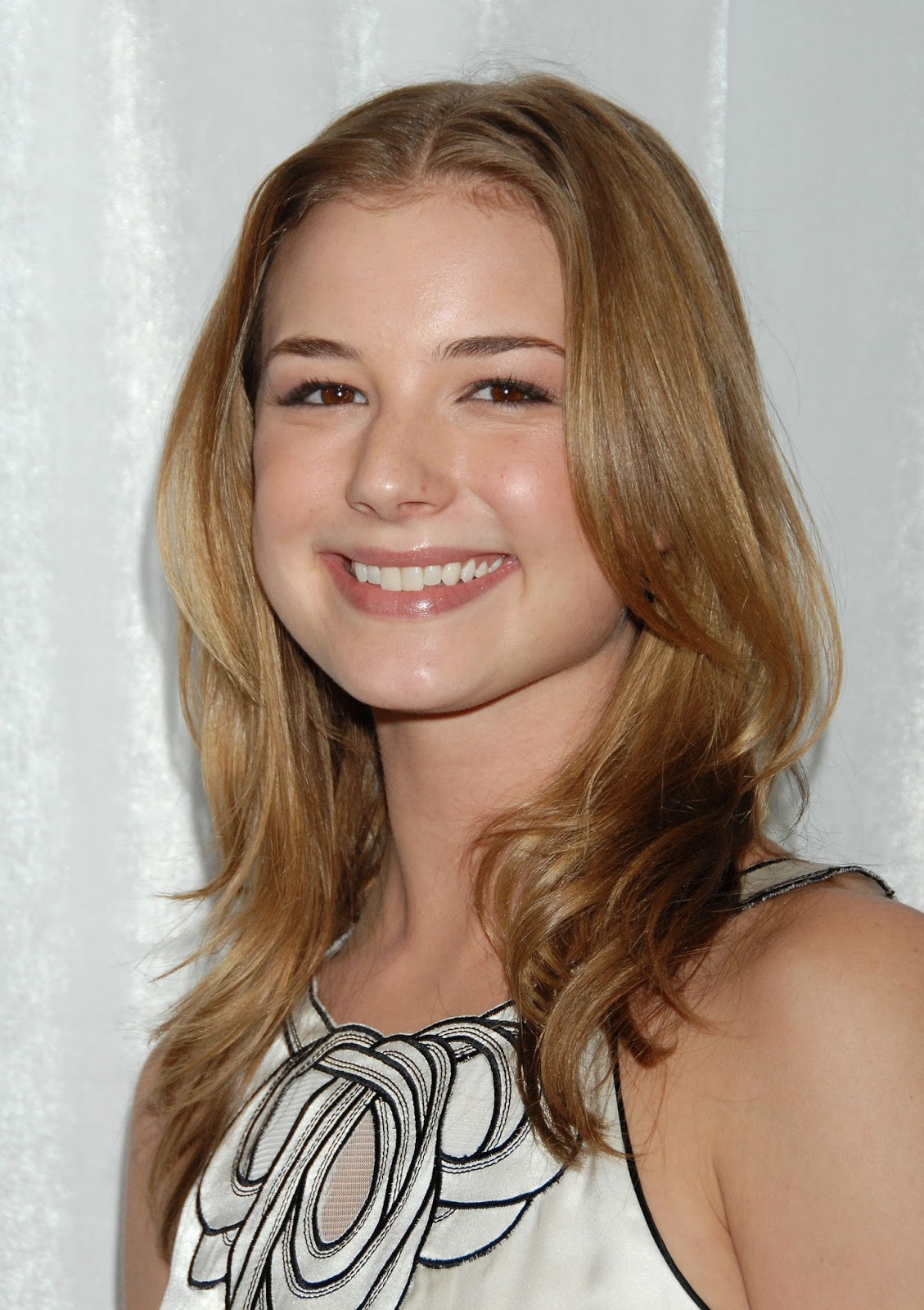 Emily Vancamp Cute HQ Photos at The 8th Annual Awards Season Diamond ...