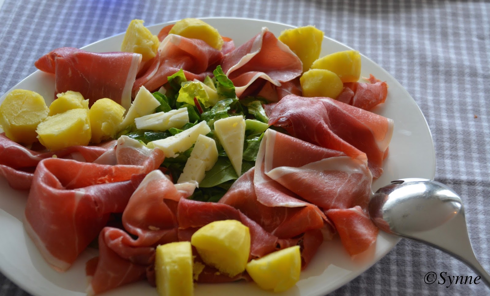 ganske enkelt: Salat med spekeskinke, ost og lune poteter