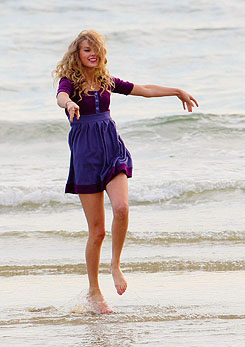 Taylor Swift In Beach - Pictures And Wallpapers | Just4Hot -Celebrity ...