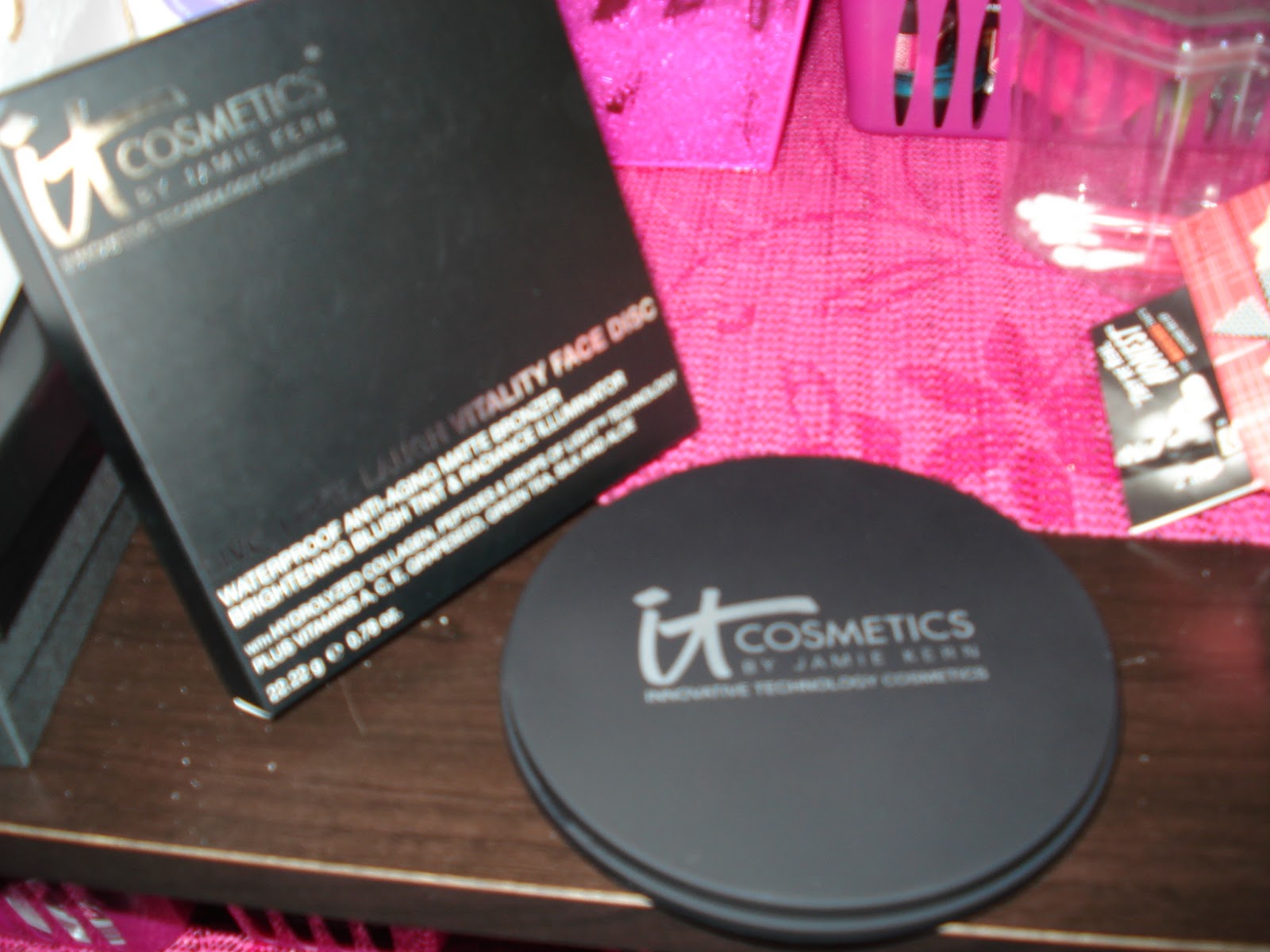 It Cosmetics Live, Love, Laugh Vitality Face Disc