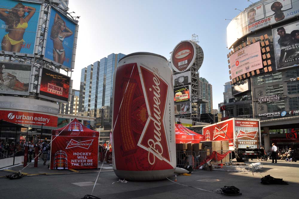 Beautiful photos of Yonge-Dundas Square in Toronto | BOOMSbeat