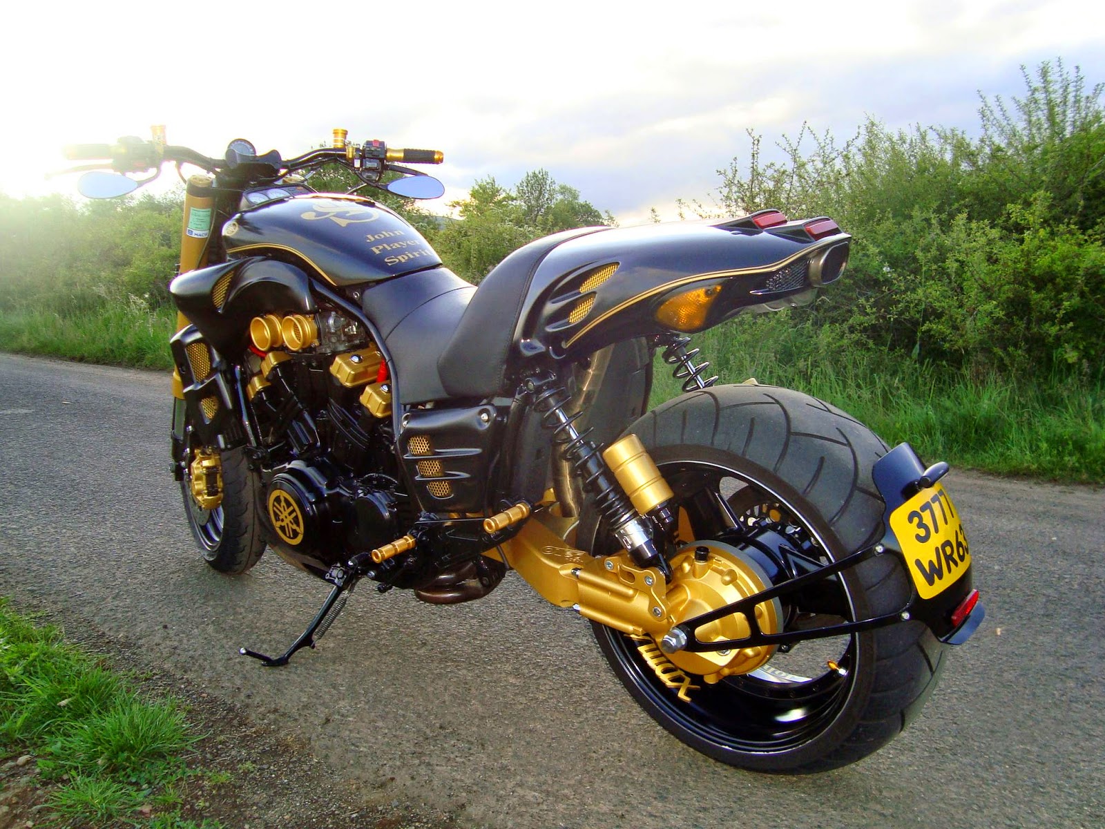 Y.C. Design: YAMAHA VMAX 1200 "JPS" 1986