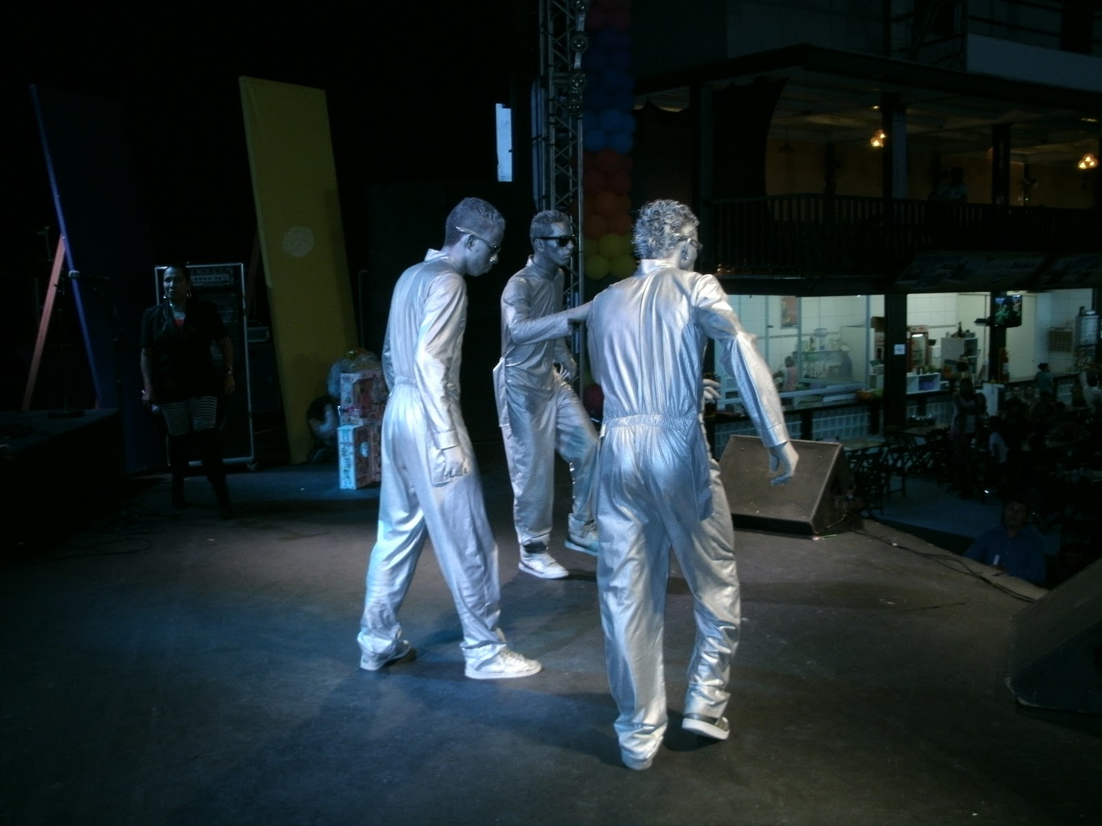 Futuristic Space Dance - Group (The Robot's): Vritrine Viva & Estatua ...