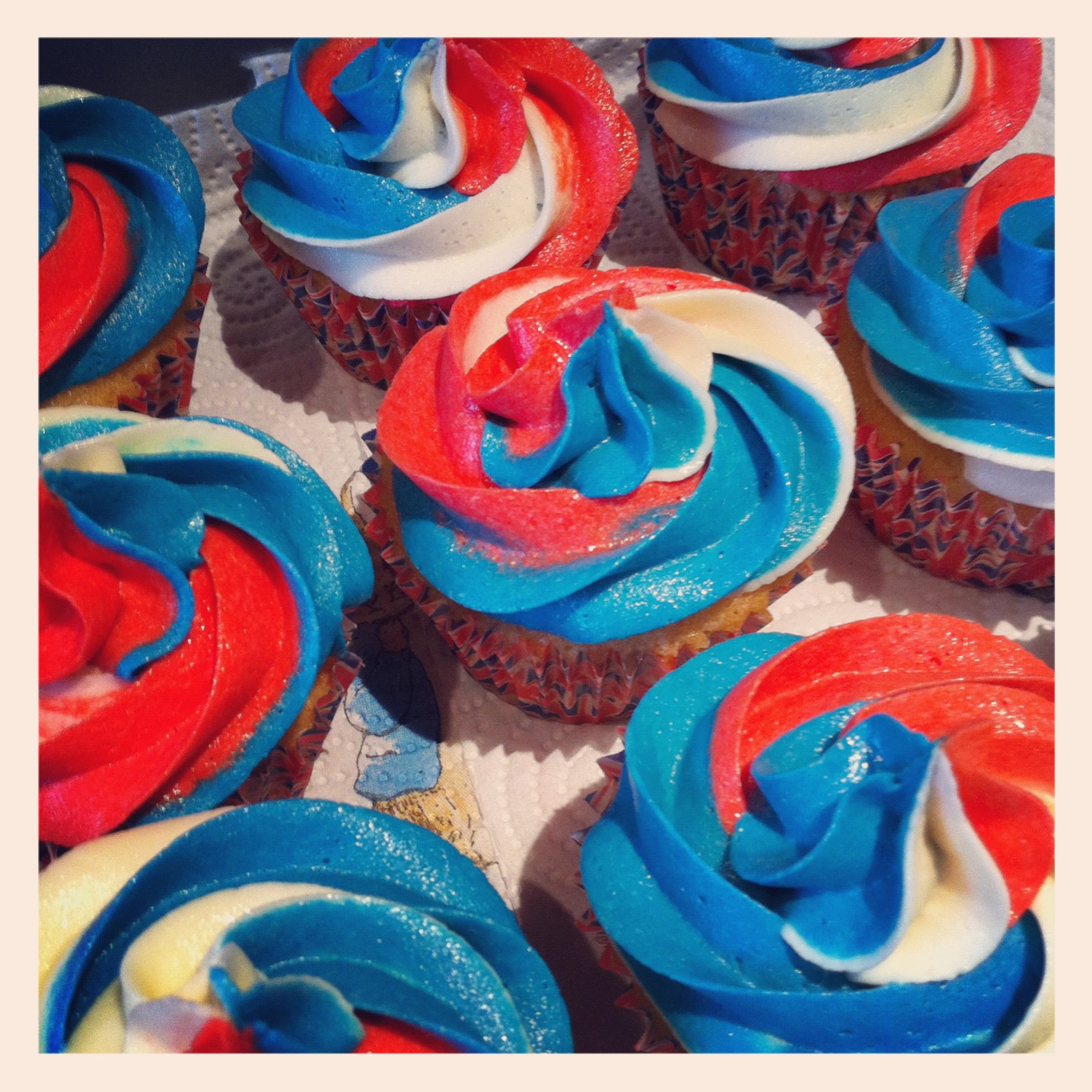 Butterfly Buns: Recap: Two Tone Frosting