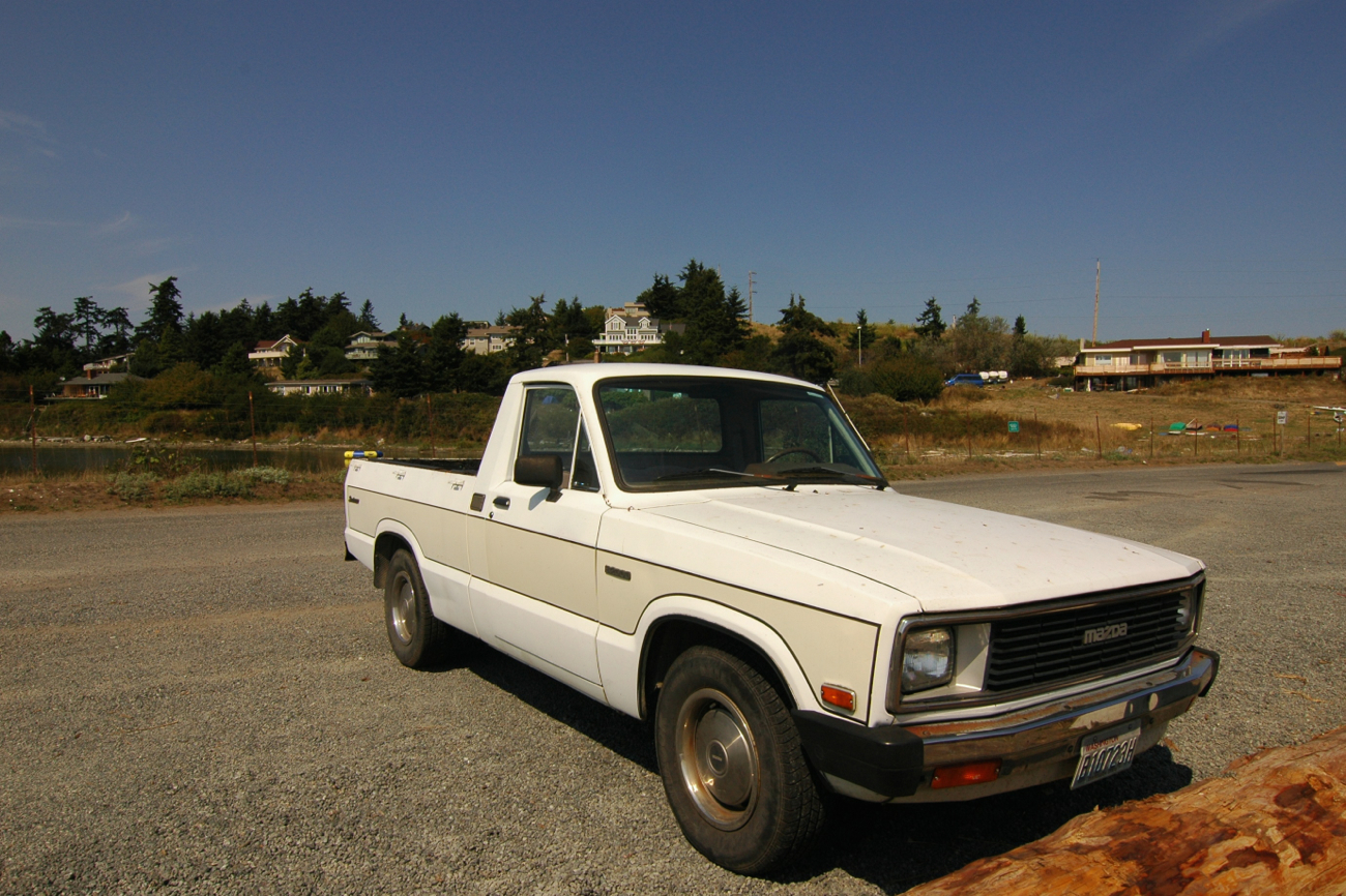 OLD PARKED CARS.: 1983 Mazda B2000 Sundowner.