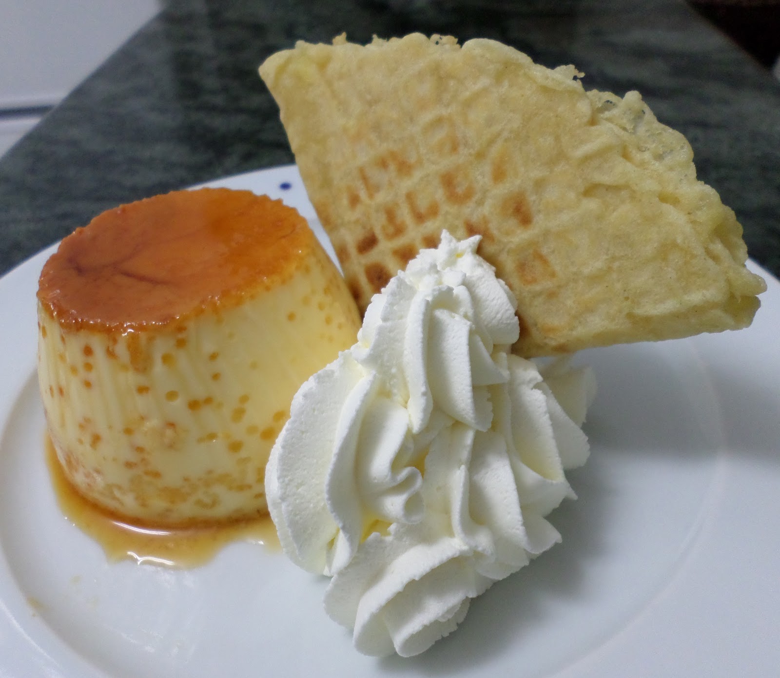 Mi pastelería: Flan con nata y barquillo