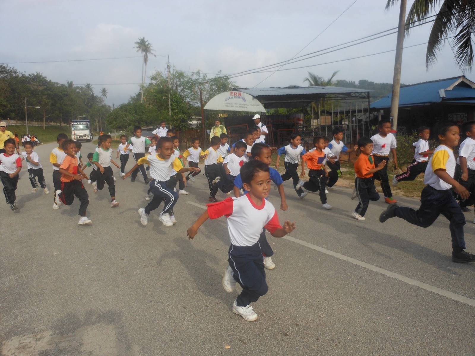 SK Darat Batu Rakit: LARIAN MERENTAS DESA PERINGKAT SEKOLAH