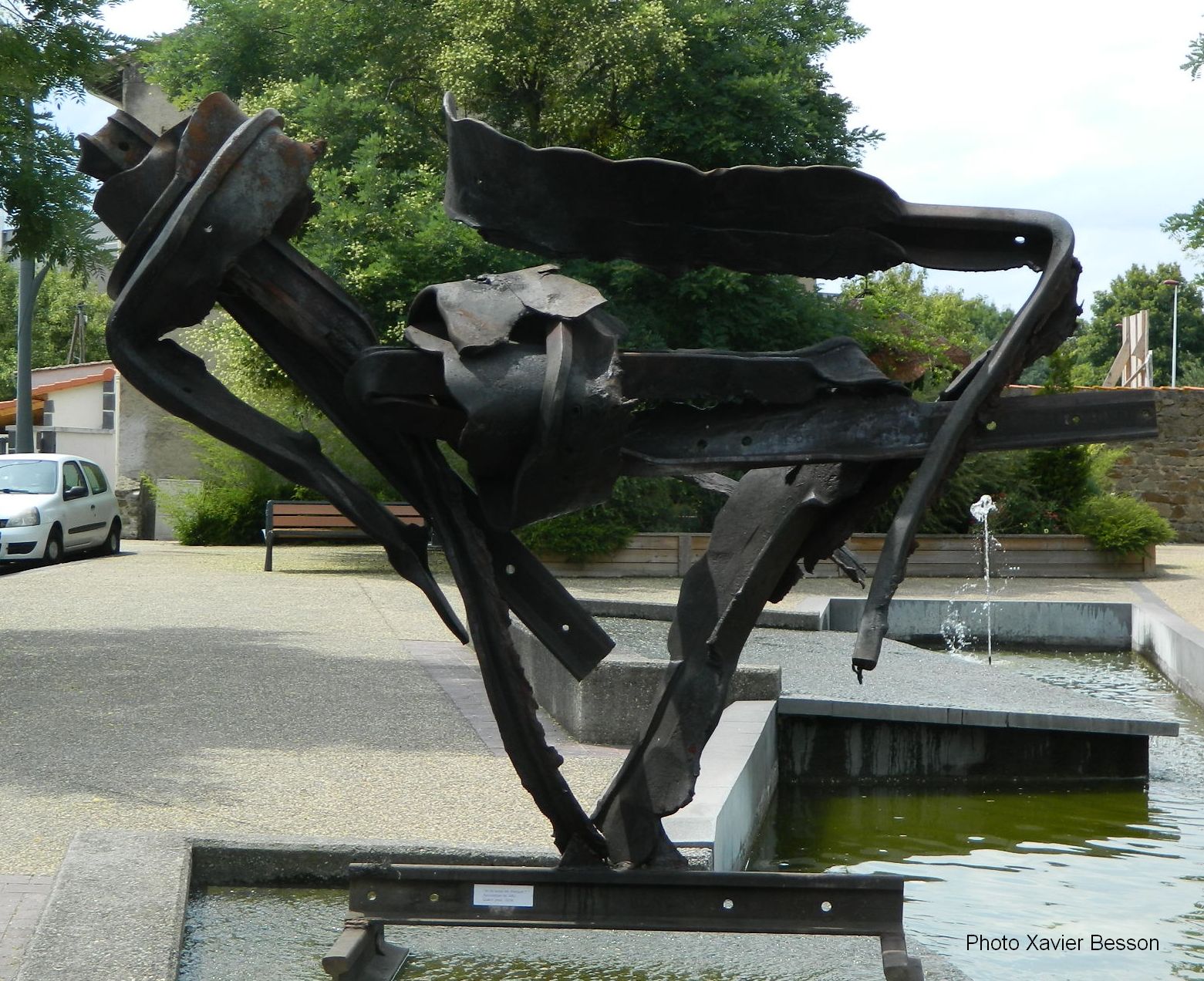 Xavier Besson Sculpteur: Yves GUERIN