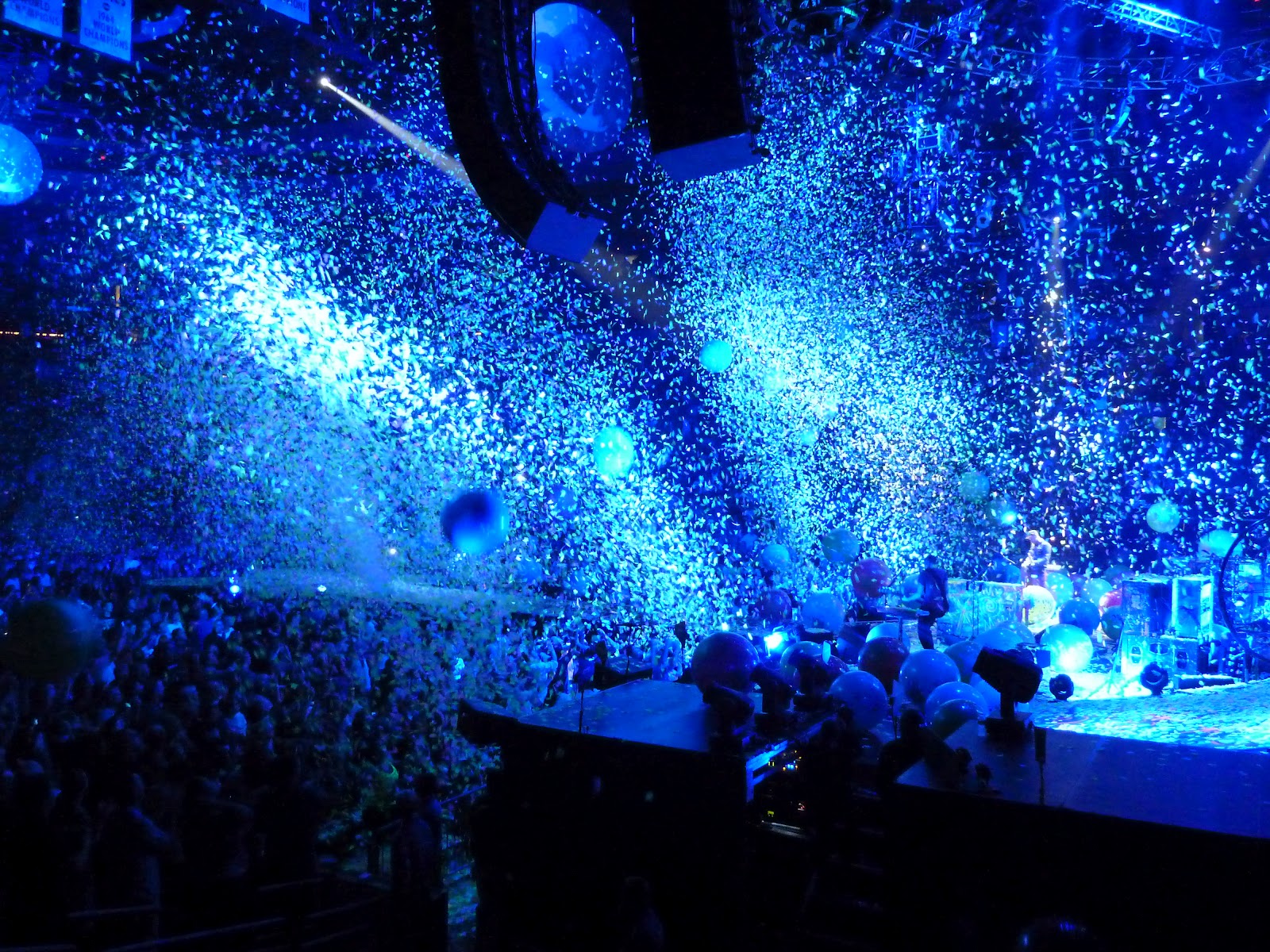 Music Blog, Live Reports, Playlists & more...: Coldplay @ Boston TD ...
