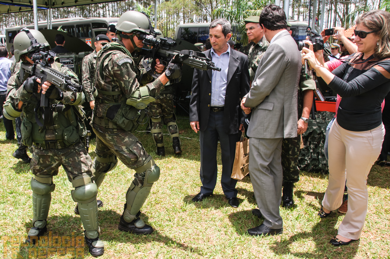 IMBEL - Fuzil de Assalto IMBEL IA2, calibre 5,56mm (Fotos: Roberto Caiafa)