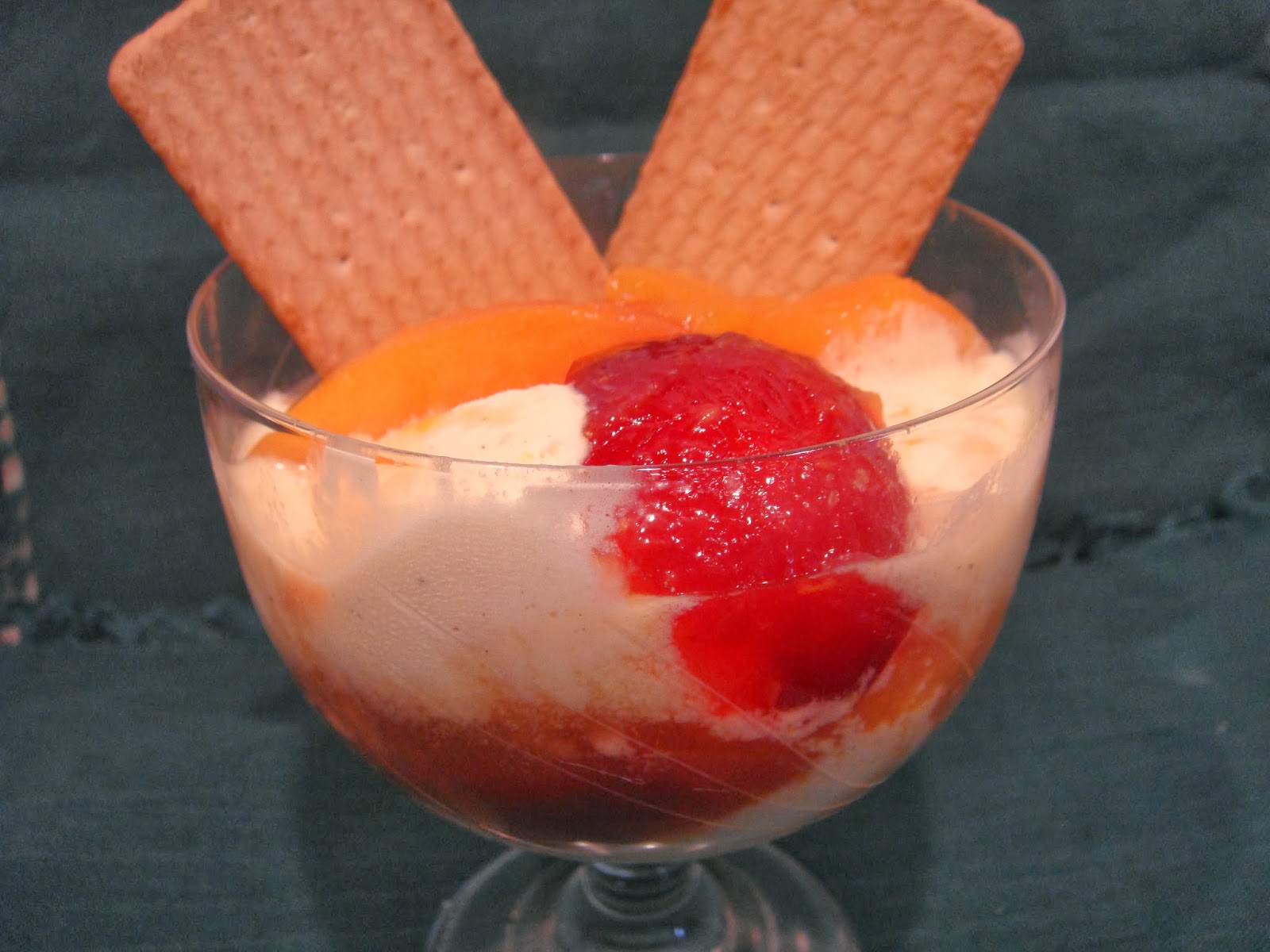 Juanipimer: Copa de fruta con helado.