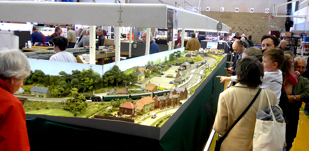 2mm Kent and Essex Area Group: Crawley Model Railway Society Exhibition ...