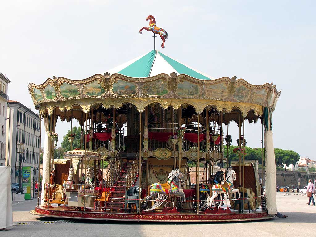 Livorno una foto al giorno: Passeggiata con la giostra