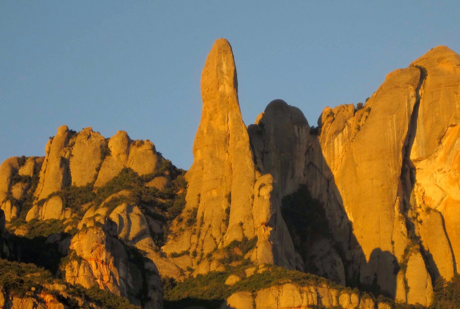 CLASSIC CLIMBER: Via Voltadits (180 m. Vº/A2) al Cavall Bernat (Montserrat)