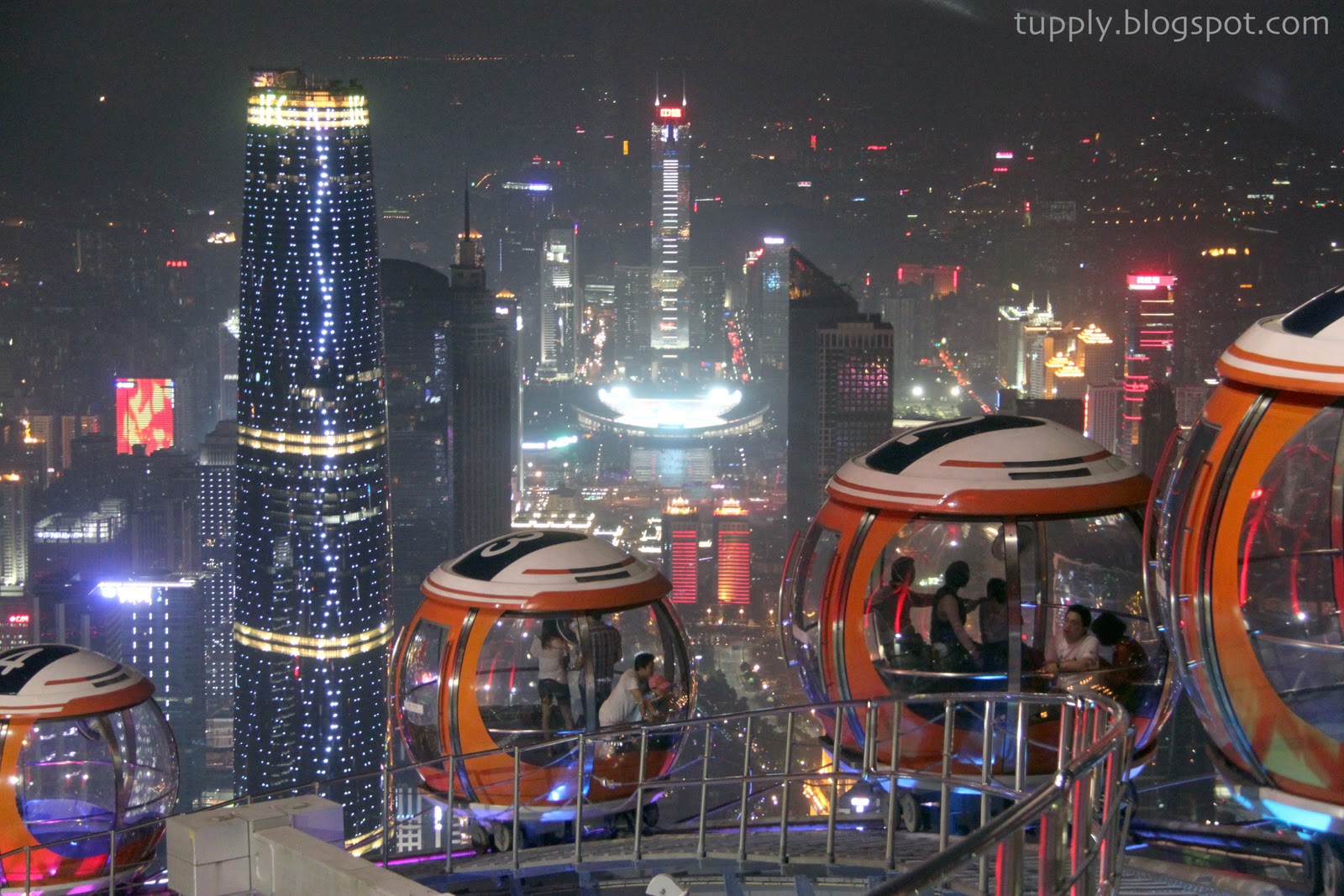 鬼迷心窍: Guangzhou Tower and Bubble Tram （广州塔， 小蛮腰）