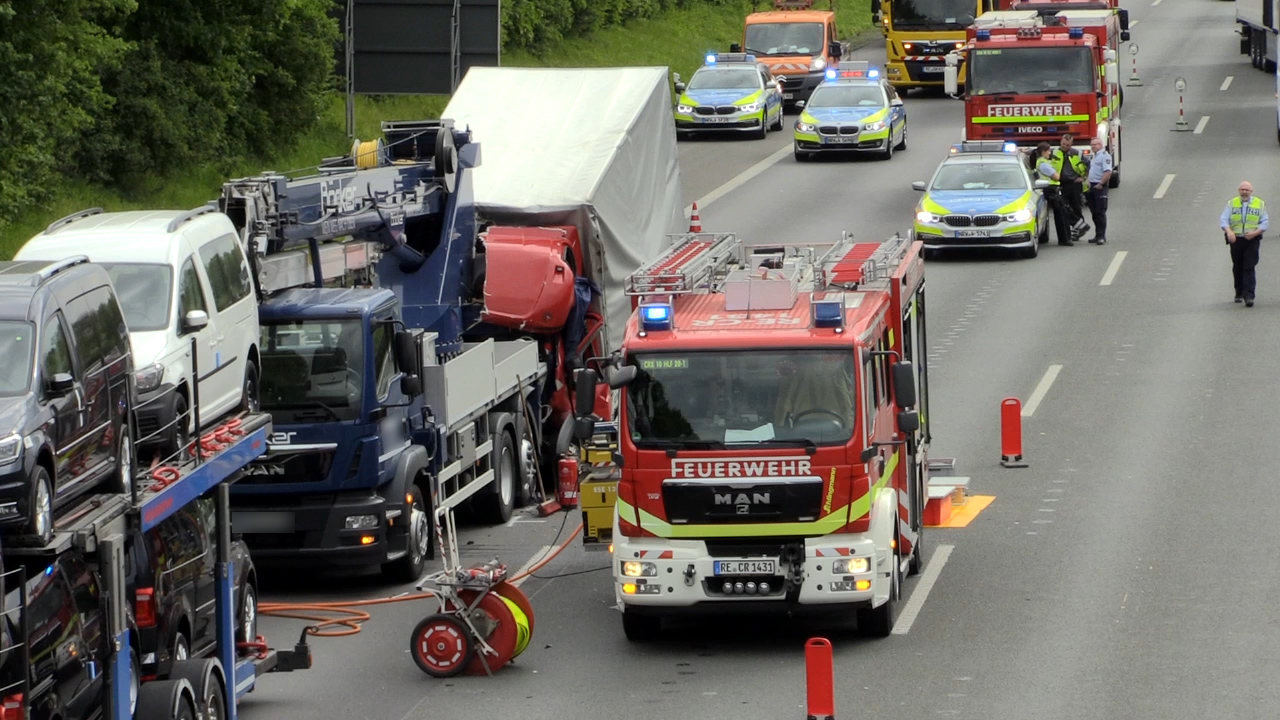 nrw-aktuell.tv: Schwerer Verkehrsunfall auf der A2 bei Recklinghausen - Transporter-Fahrer am ...