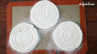 dailydelicious: Chocolate Daquoise Cake