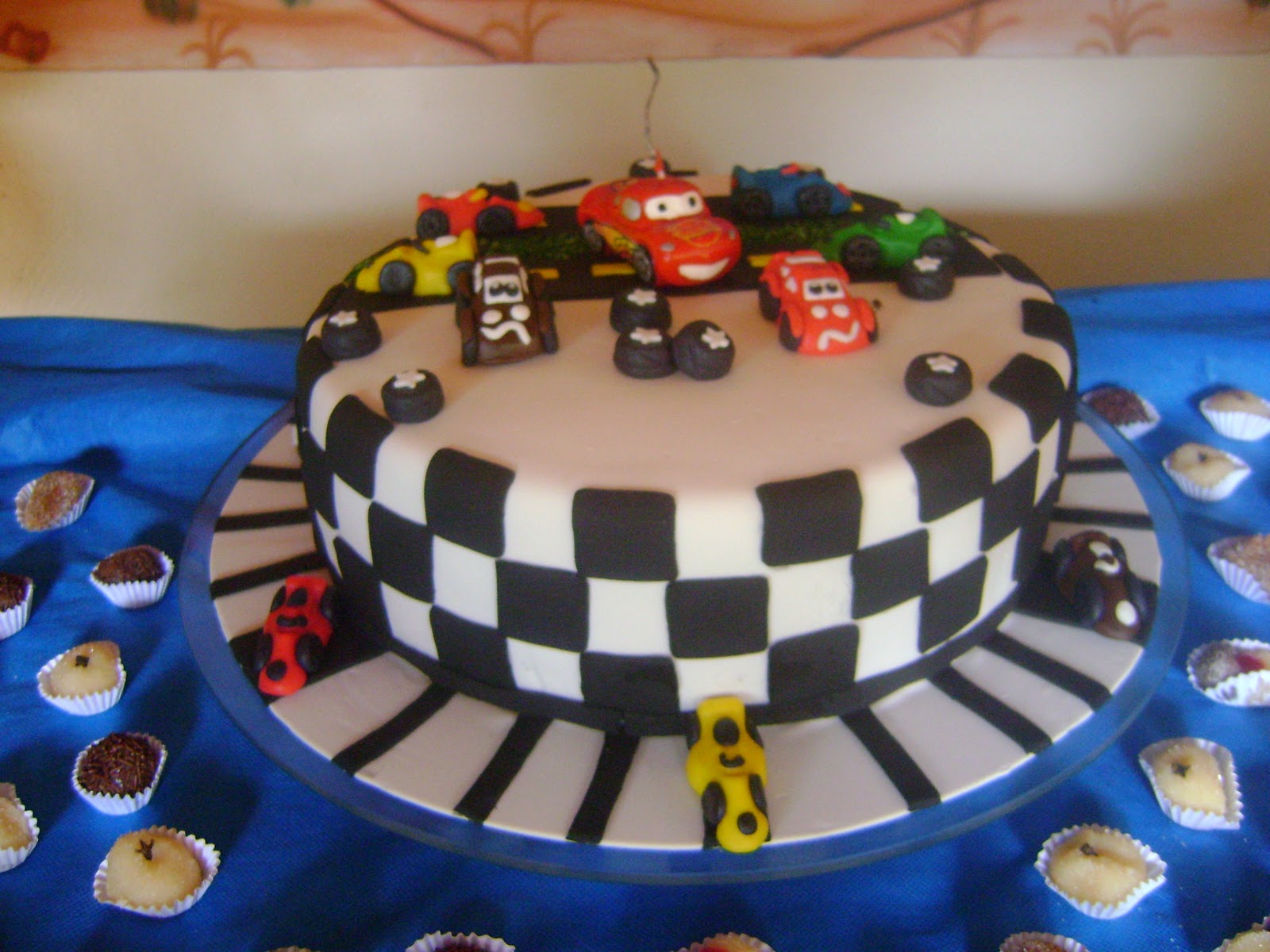 Jacirema Cake Designer: Bolo Carros 1