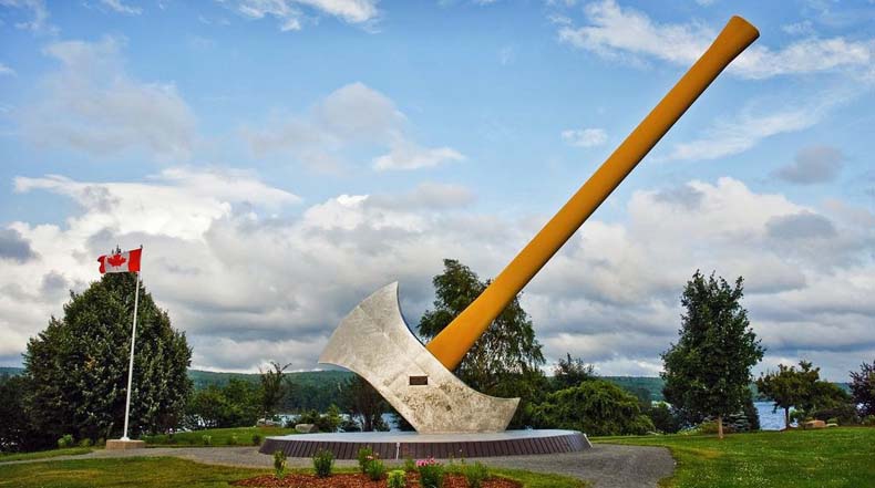 La hacha más grande del mundo en Canada - RUTA 33