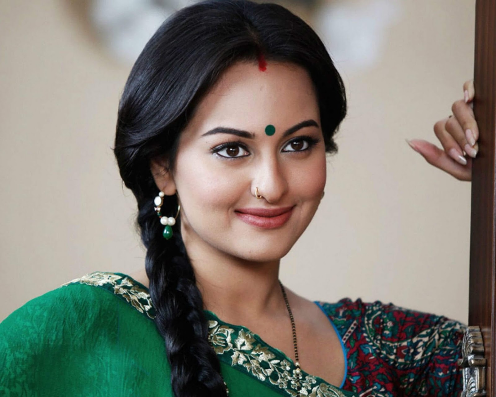 Top 55 Sonakshi Sinha Rare & Cute Photos Images Free Download