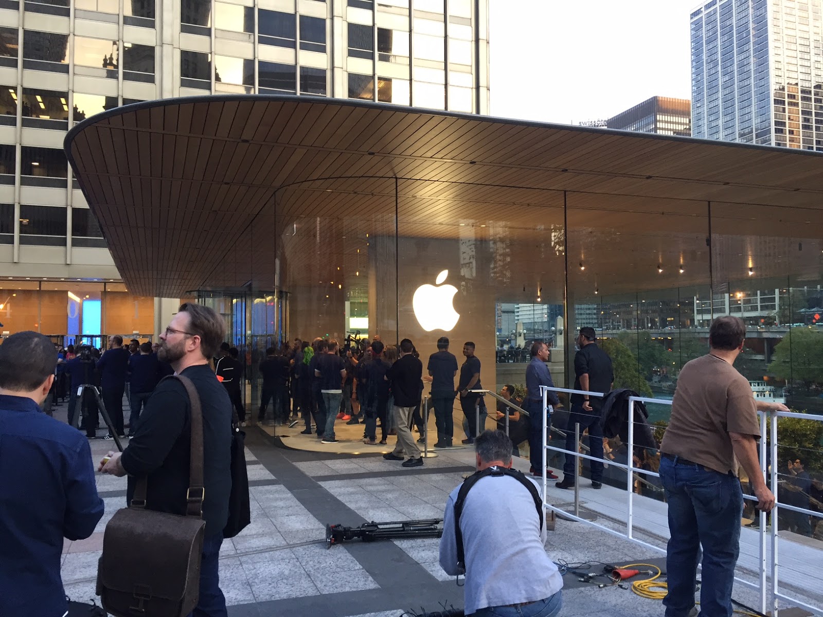 Where Ideas Sing: The New Apple Store at 401 North Michigan Avenue in ...
