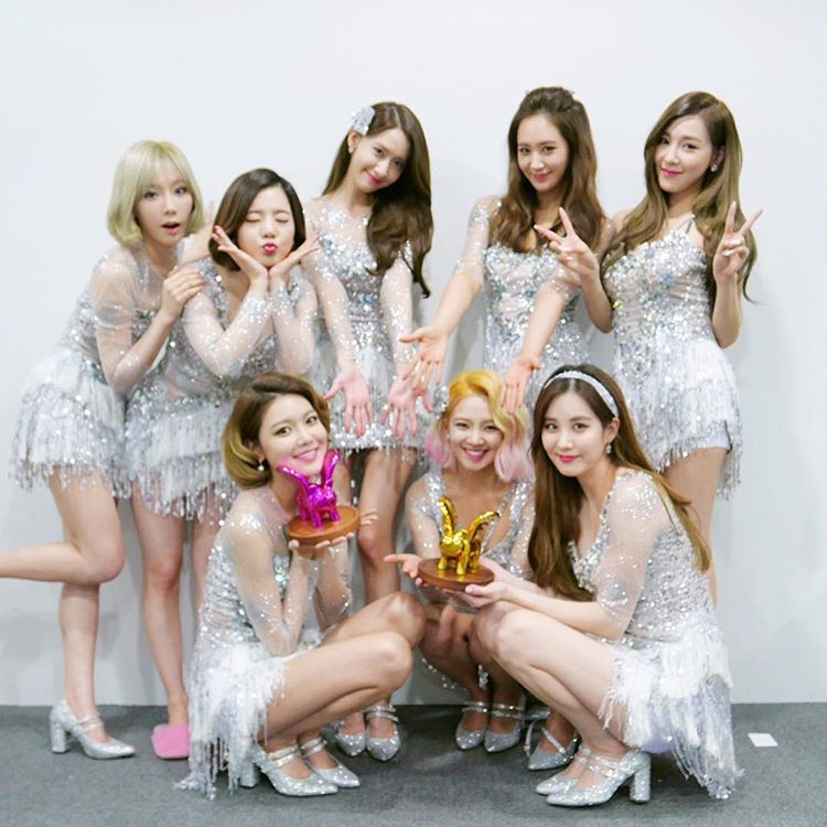 SNSD snap lovely group pictures with their trophies from the 2016 Style ...