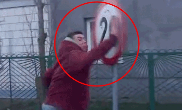 25 gifs de pessoas e animais dementes sofrendo karma instantaneo