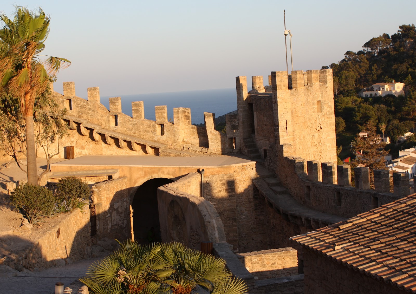 El Castillo de "Capdepera": viaje al pasado medieval de Mallorca ...