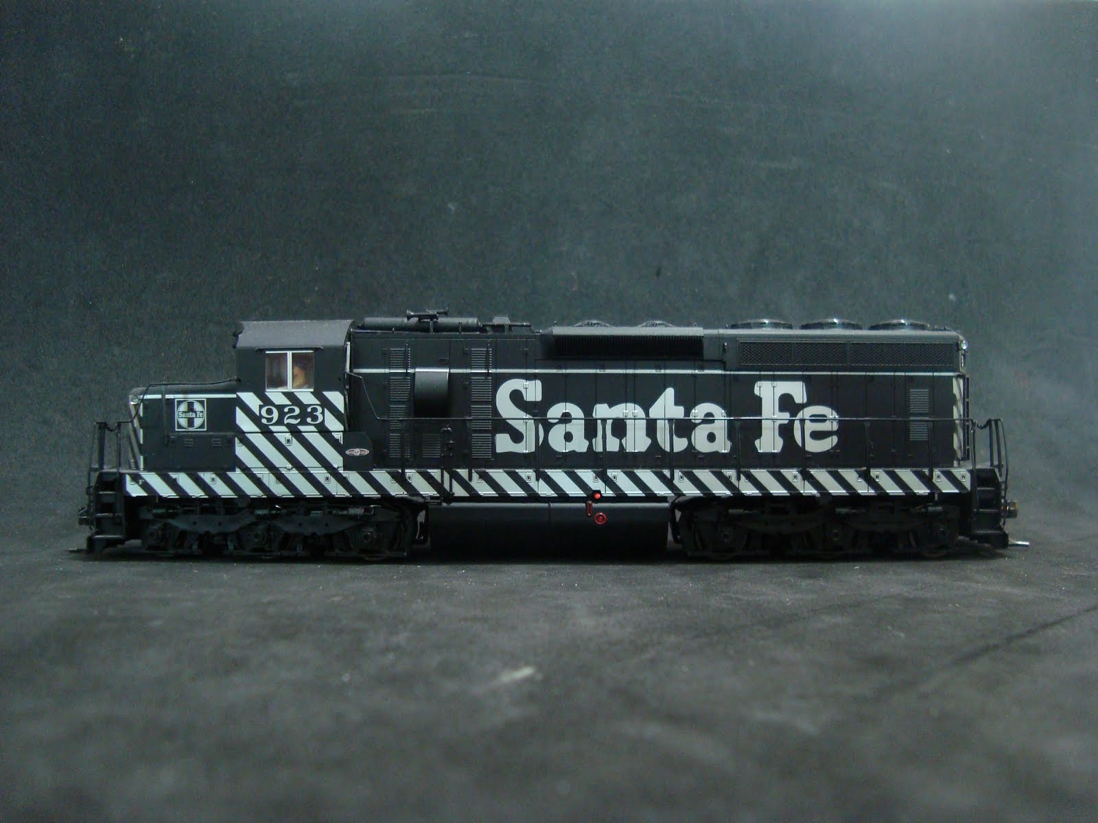 SFTRENS Ferromodelismo HO DCC: Locomotiva EMD SD24 ATSF 923 ZEBRA ...