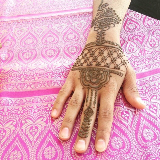 Criss Cross Henna