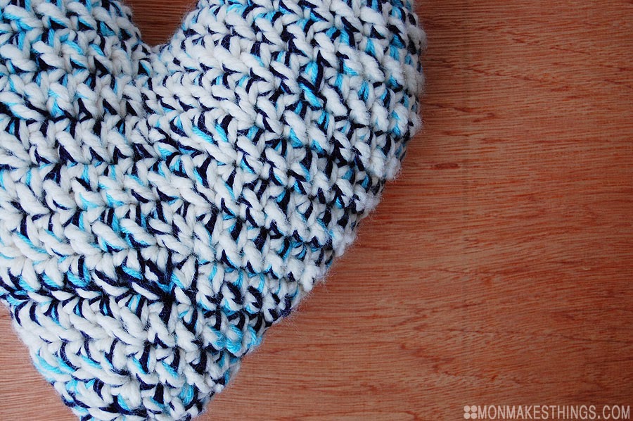 mon makes things: Crochet Heart Pillow: Pattern & Tutorial